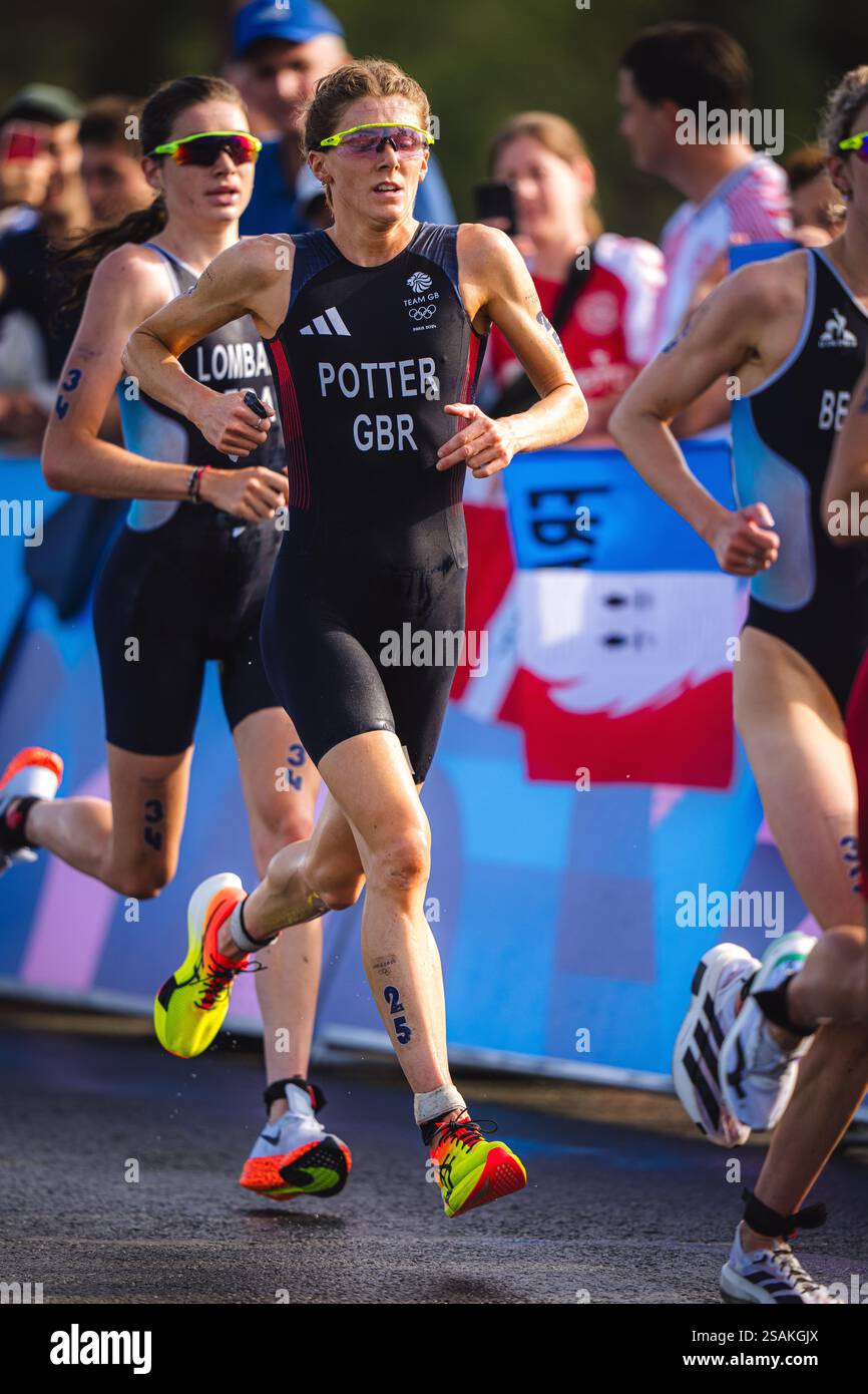 Elizabeth Potter participating in the triathlon at the Paris 2024 ...