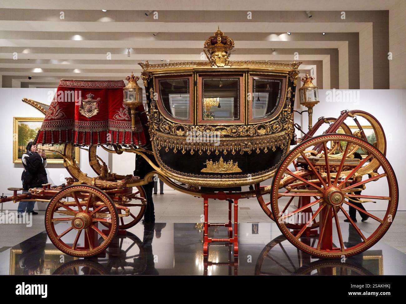 Golden thread gallery hi-res stock photography and images - Alamy