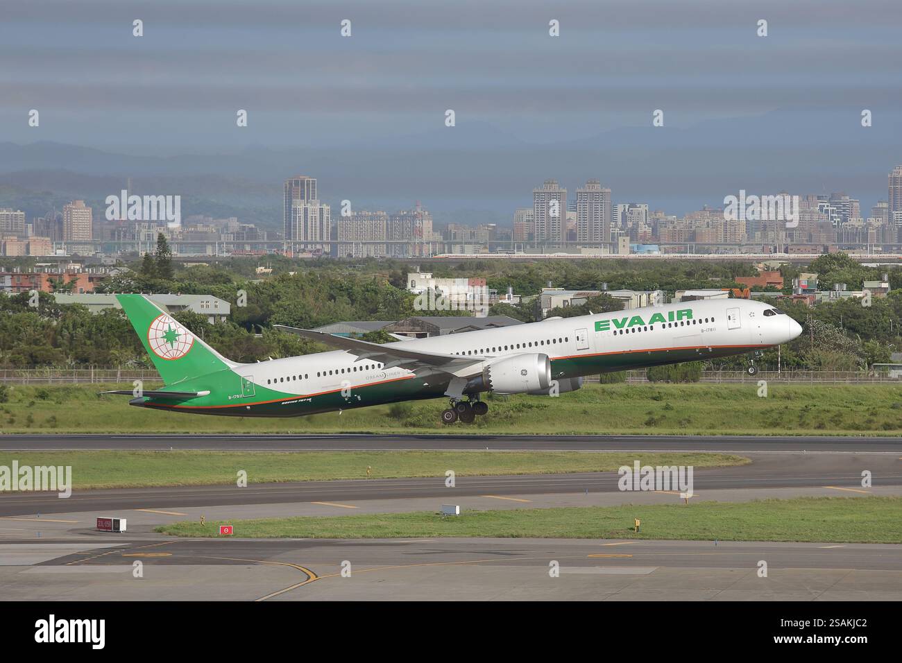 B-17811 EVA AIR BOEING 787-10 DREAMLINER taking off from Taoyuan ...