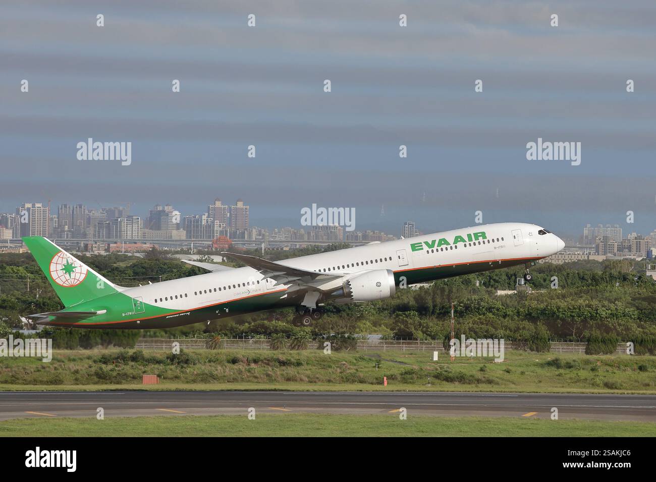 B-17811 EVA AIR BOEING 787-10 DREAMLINER taking off from Taoyuan ...
