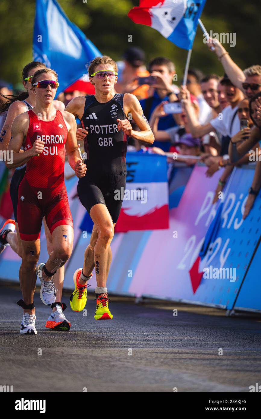 Elizabeth Potter participating in the triathlon at the Paris 2024 ...