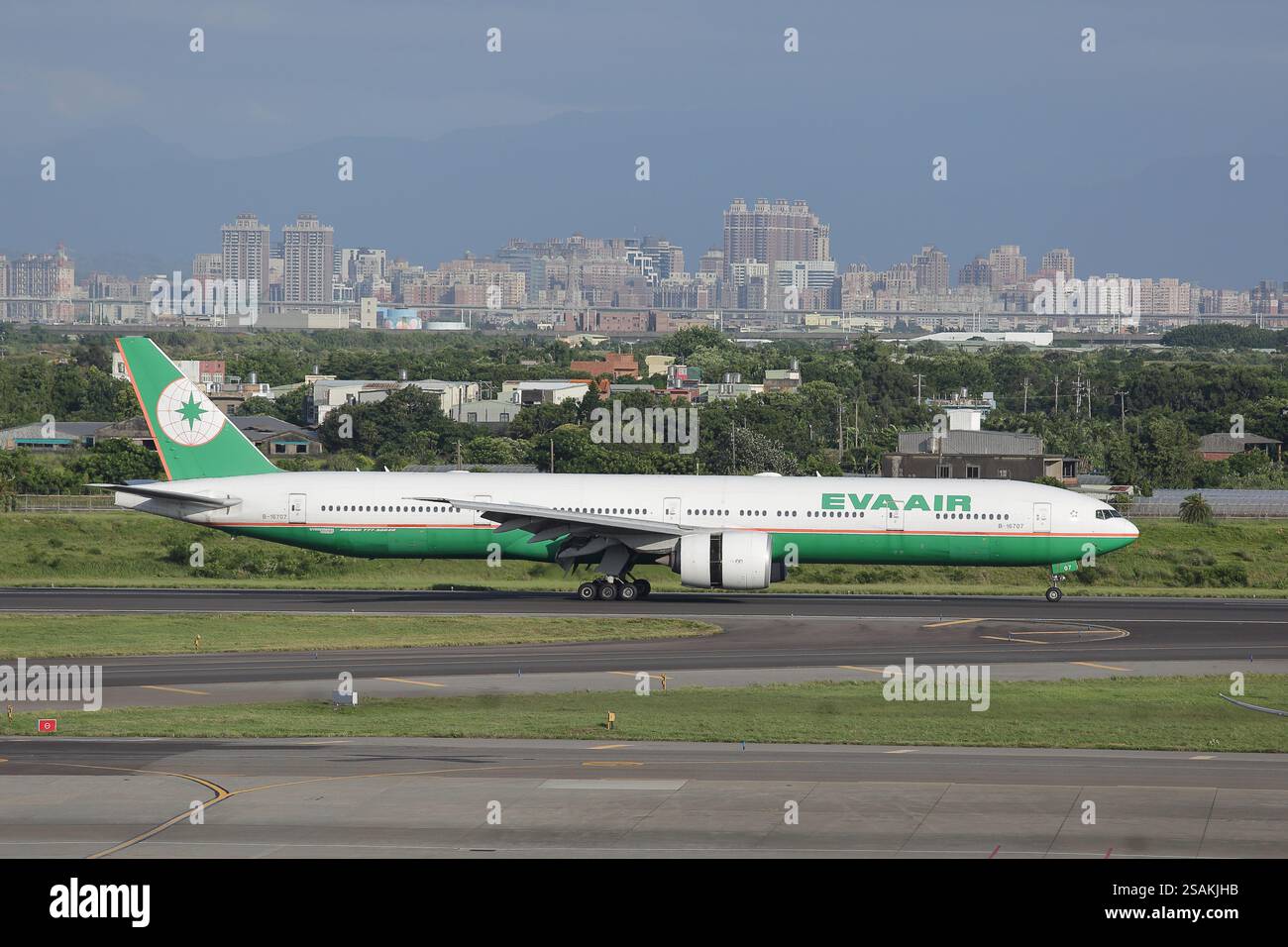 B-16707 EVA AIR BOEING 777-300ER on the taxiway in Taoyuan ...