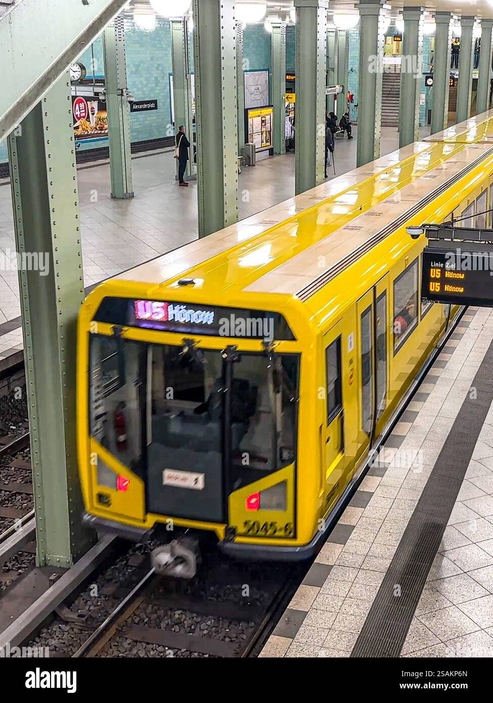 U-Bahn Station Alexanderplatz. U-Bahn Zug der Berliner Verkehrsbetriebe BVG Linie U5 Ziel Hönow ...