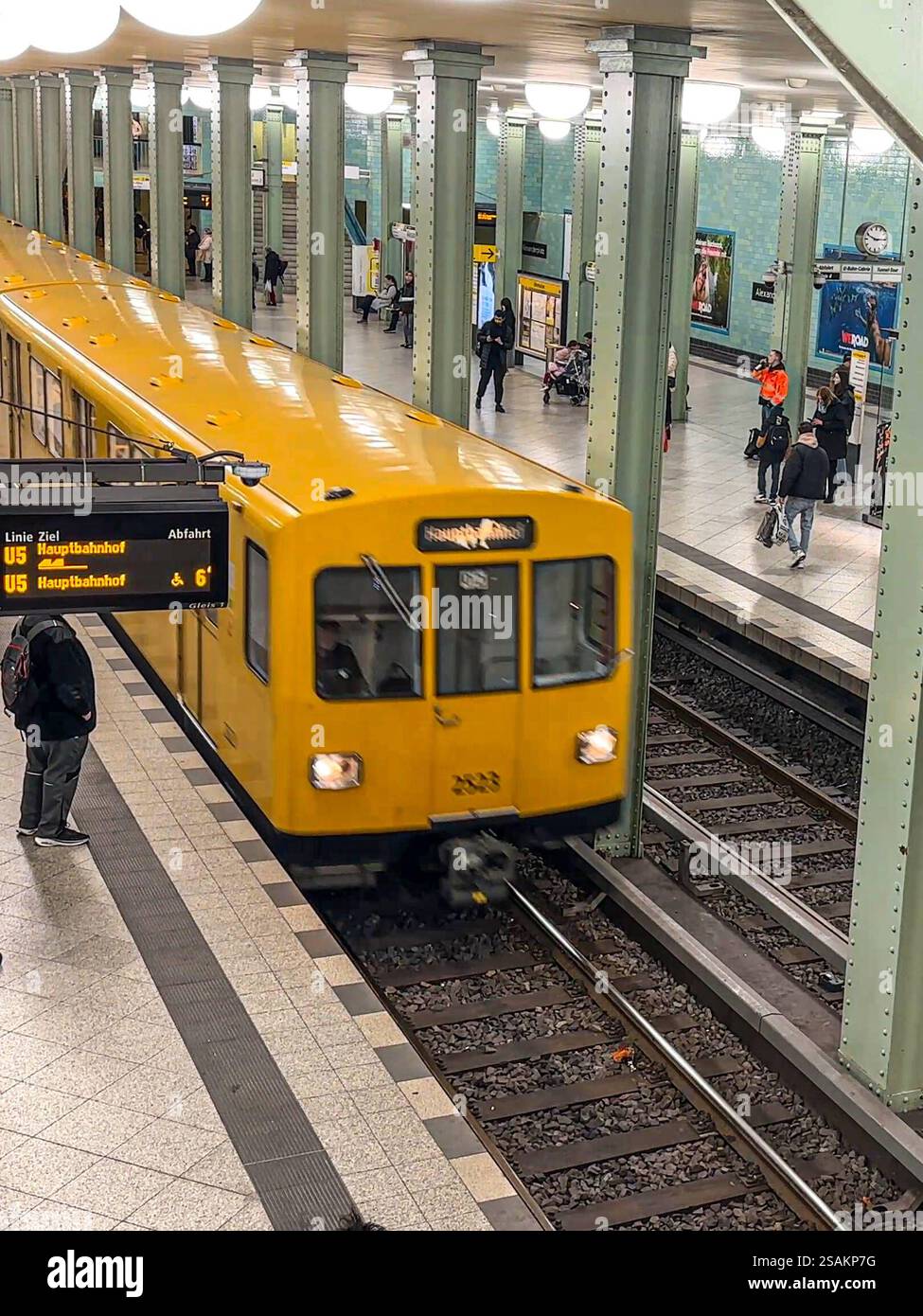 U-Bahn Station Alexanderplatz. U-Bahn Zug der Berliner Verkehrsbetriebe BVG Linie U5 Ziel ...