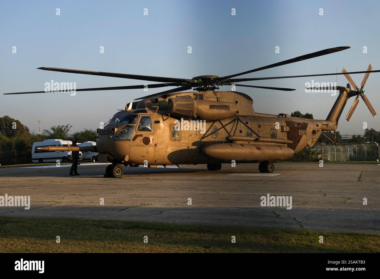 An Israeli military helicopter carrying five Thai hostages released ...