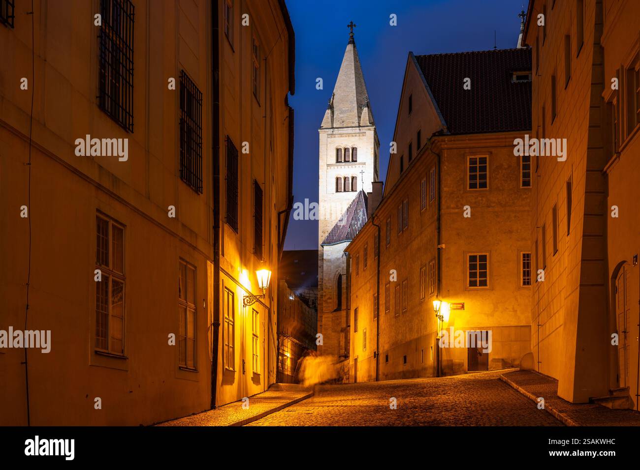 Nighttime urban street view hi-res stock photography and images - Alamy