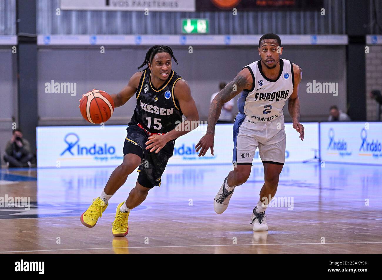 Ezra Manjon (MHP Riesen Ludwigsburg, #15) am Ball, Jacob Patrick (MHP ...