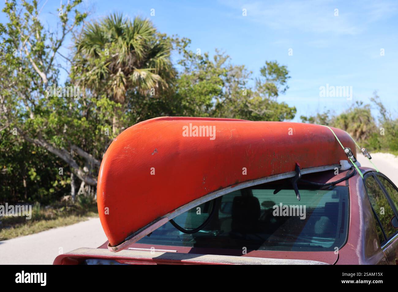 Older car with canoe tied to roof on tropical vacation Stock Photo - Alamy