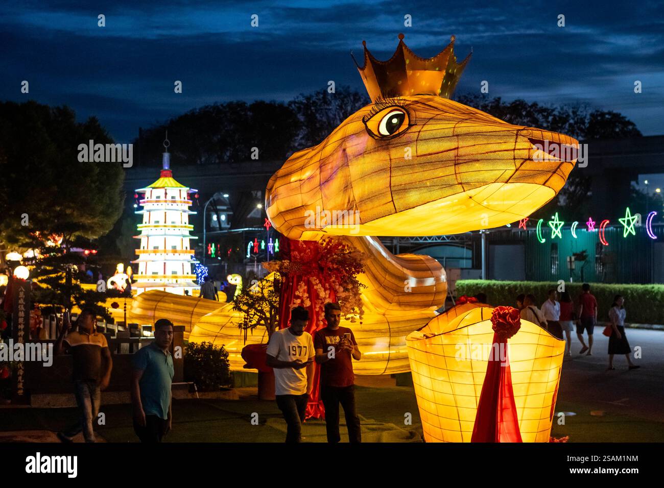 KLUANG, Jan. 30, 2025 (Xinhua) -- People watch light installations ...