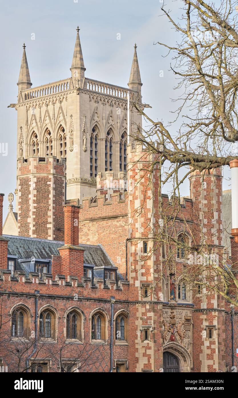 Chapel tower behind the main entrance to St John's College, University ...