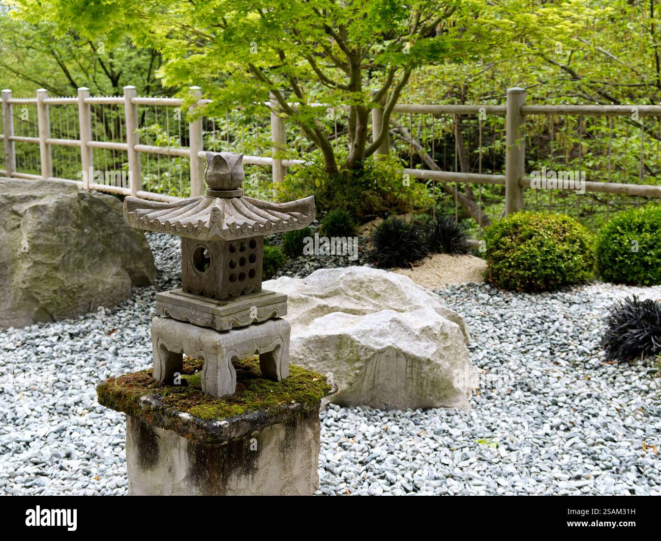 Japan stone lantern gravel hi-res stock photography and images - Alamy