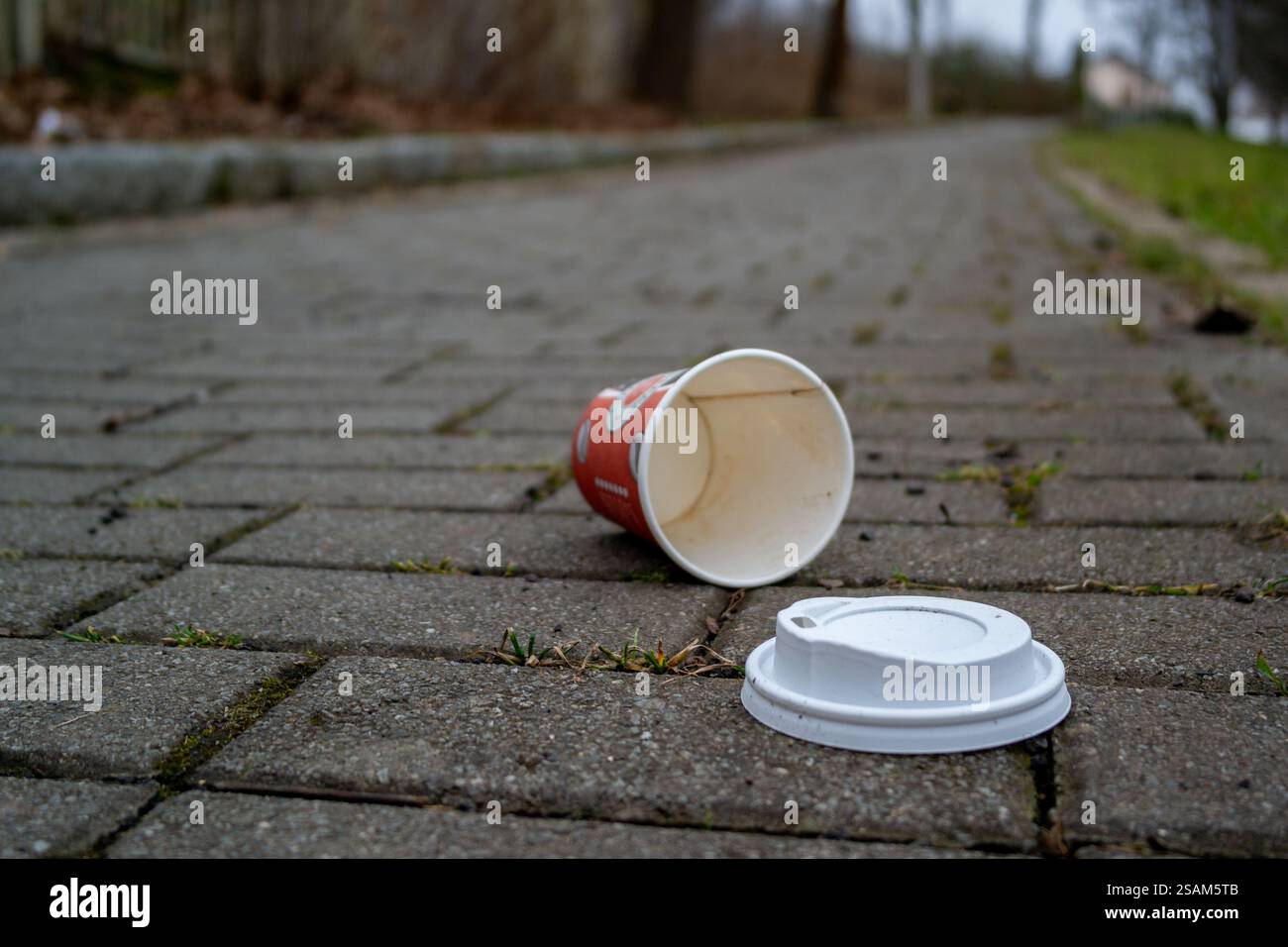 Coffee cup thrown away hi-res stock photography and images - Alamy