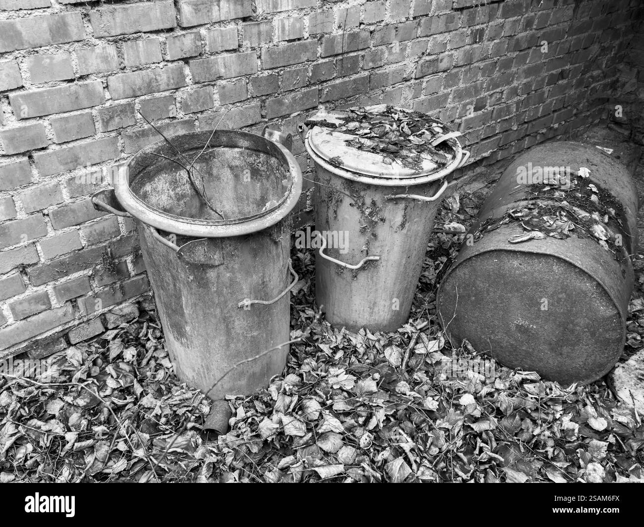 Photo of garbage cans hi-res stock photography and images - Alamy