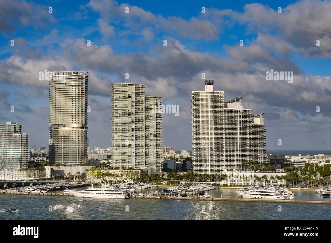 Luxury building in miami beach hi-res stock photography and images - Alamy