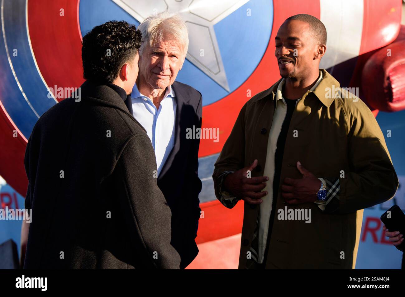 Danny Ramirez, Harrison Ford und Anthony Mackie beim Photocall zum ...
