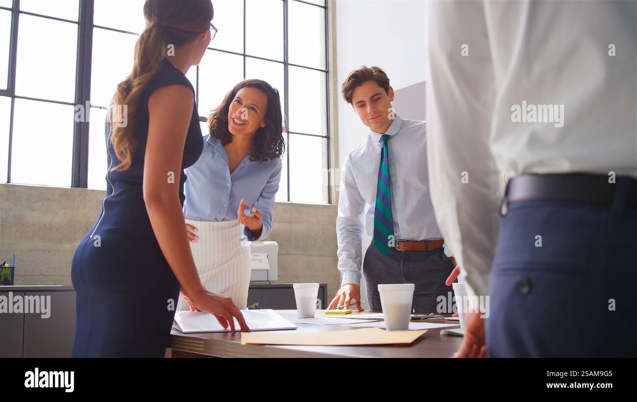 Team meeting around table hi-res stock photography and images - Alamy