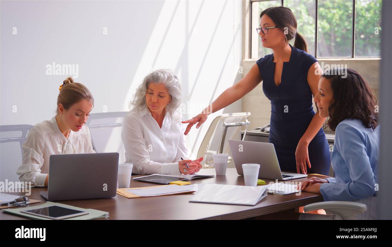 Team meeting around table hi-res stock photography and images - Alamy