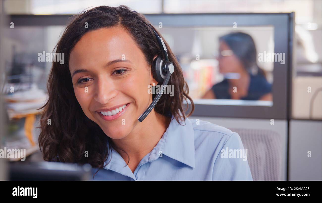 Black customer support agent working hi-res stock photography and images - Alamy