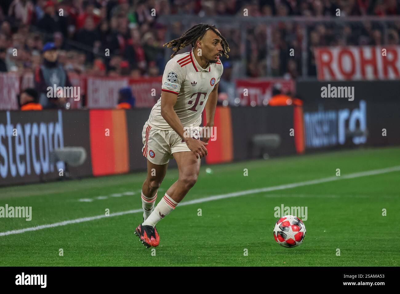 Sacha Boey (FC Bayern Muenchen, #23) mit Ball, GER, FC Bayern Muenchen ...