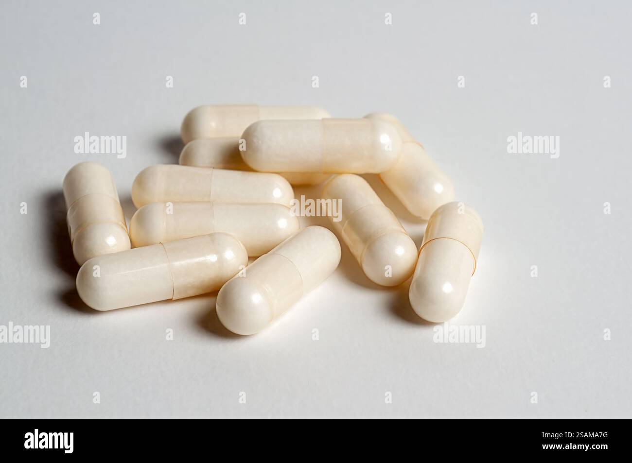 Pile white medicine capsules hi-res stock photography and images - Alamy