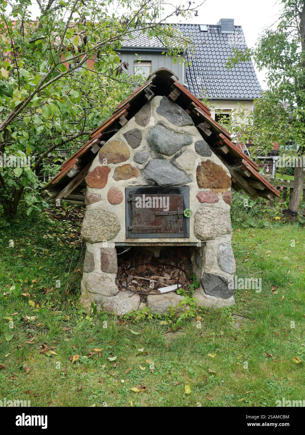 A traditional wood-fired oven in which bread and pizza are baked ...