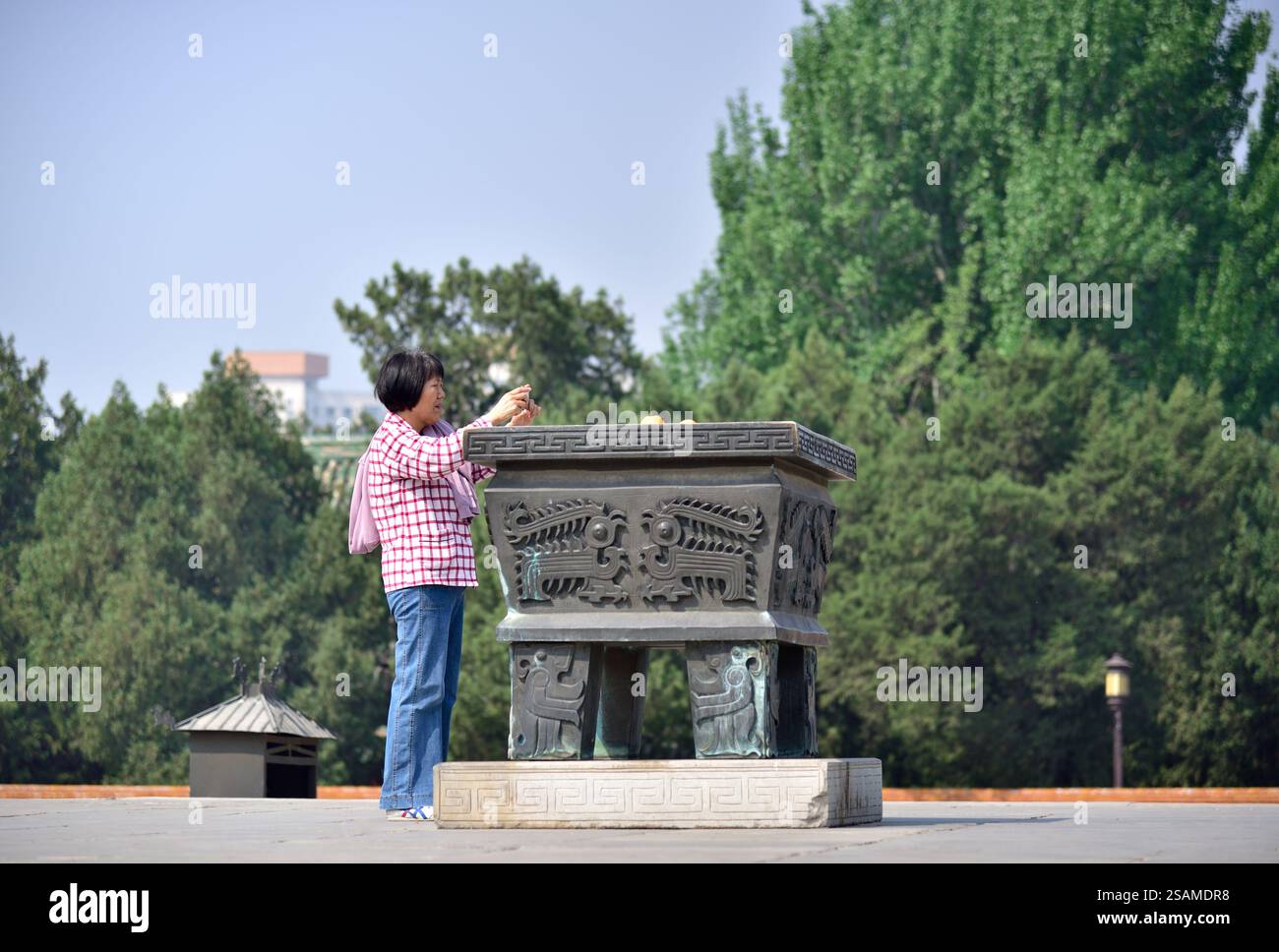 Woman praying on the altair of the Temple of Earth (Ditan Temple ...