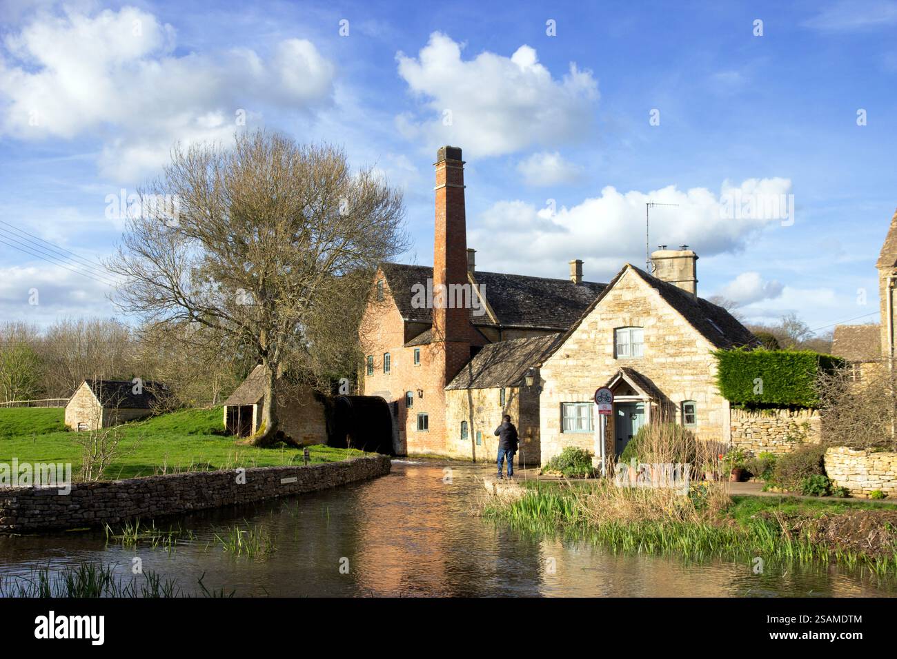 Lower Slaughter, a 16th/17th C village in the Cotswolds on the River ...