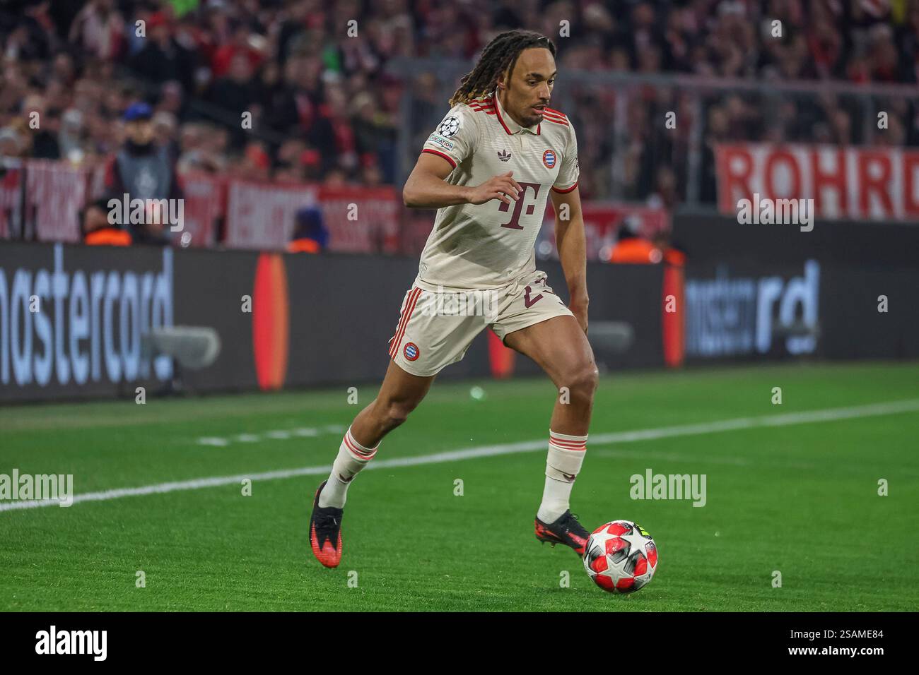 Muenchen, Deutschland. 29th Jan, 2025. Sacha Boey (FC Bayern Muenchen ...