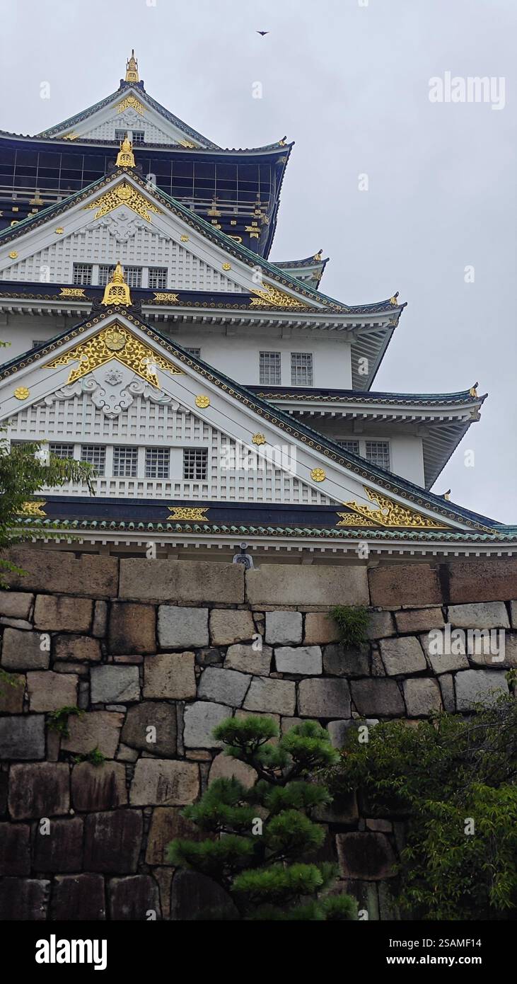 Osaka castle roof hi-res stock photography and images - Alamy