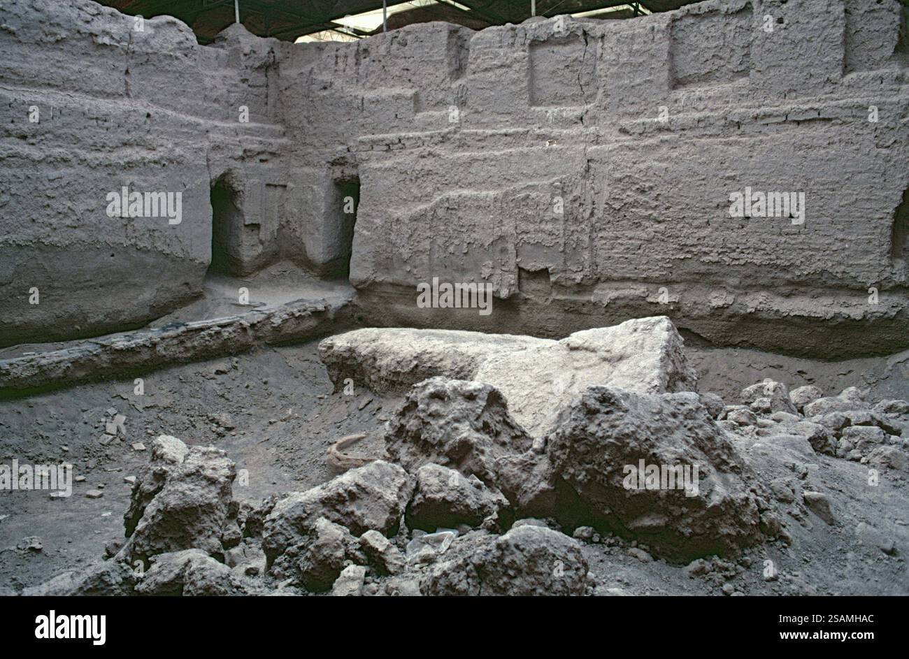 Palace district of Zimri-Lim, hall with water-giving nymph, ruins of ...