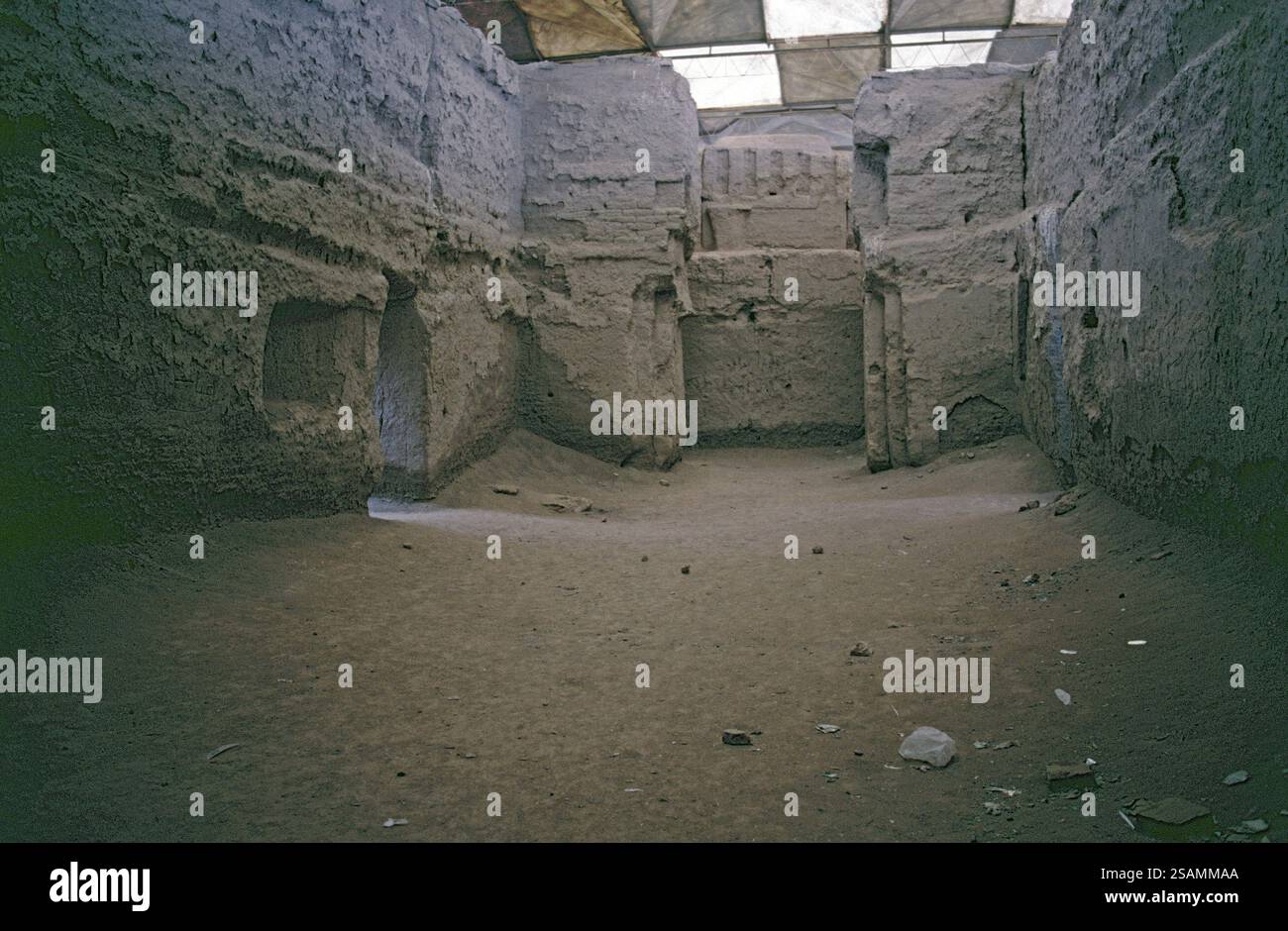 Palace district of Zimri-Lim, reception hall of the king, ruins of Mari ...