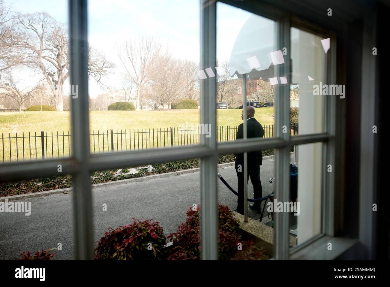 Washington, United States. 30th Jan, 2025. US Secret Service agent ...