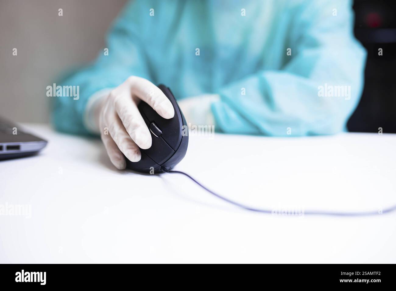 Using the mouse hi-res stock photography and images - Alamy