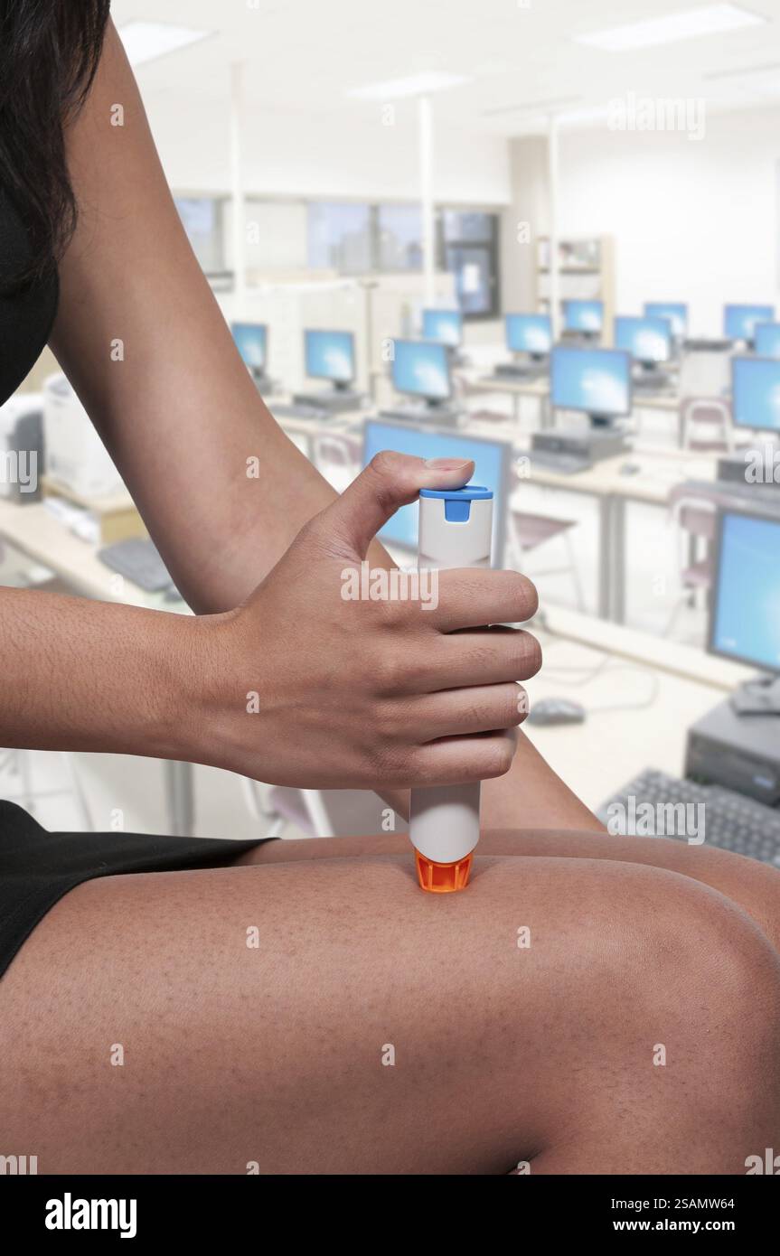 Woman injecting emergency medicine into her leg Stock Photo - Alamy