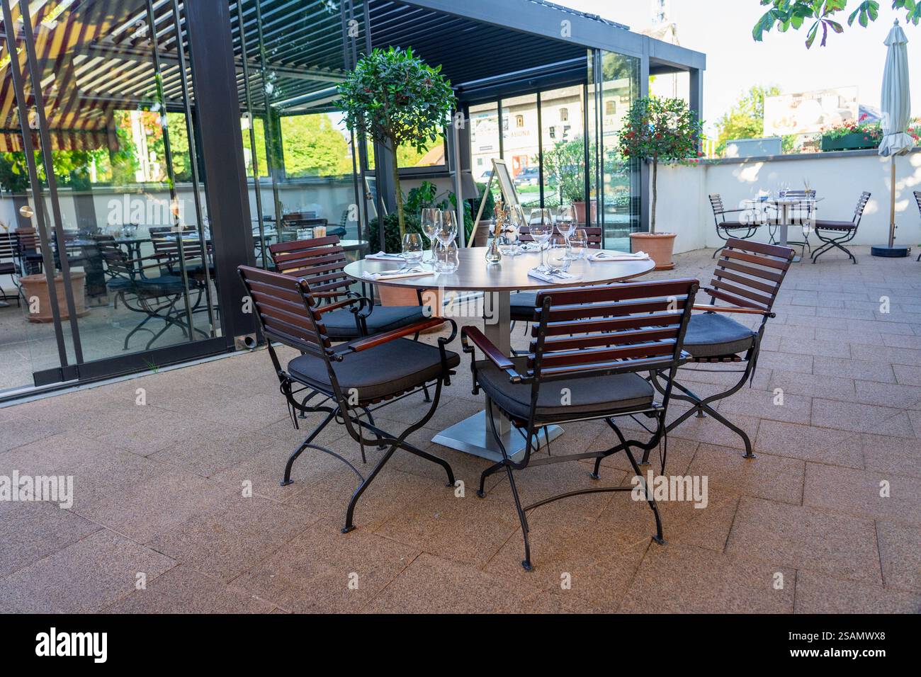 outdoor restaurant setting table without people Stock Photo - Alamy