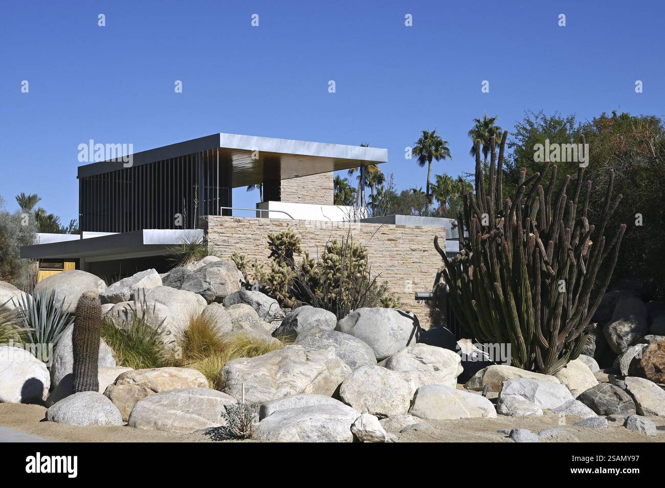 Kaufmann House, mid-century architecture in Palm Springs, California ...