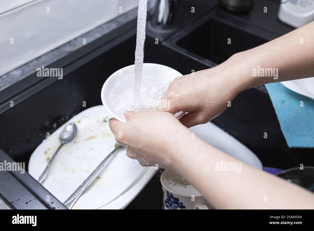Dishwashing sinks hi-res stock photography and images - Alamy