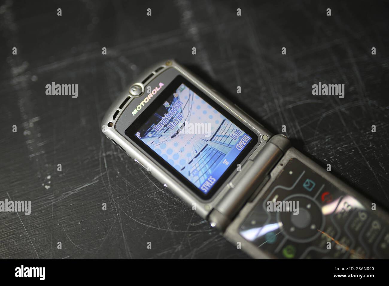 Motorola flip phone hi-res stock photography and images - Alamy