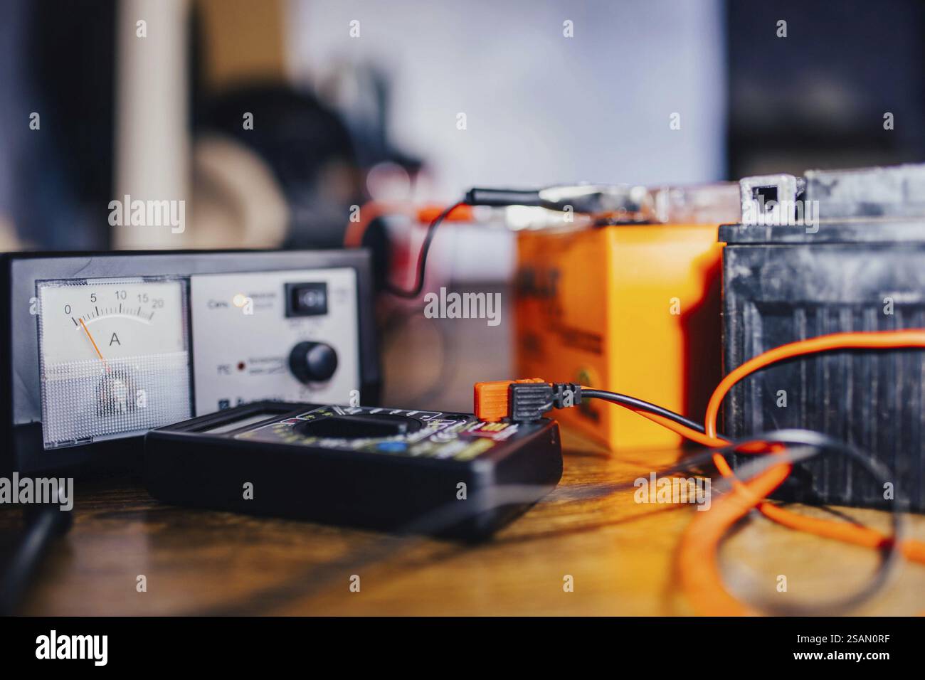 Battery energy source chargers hi-res stock photography and images - Alamy