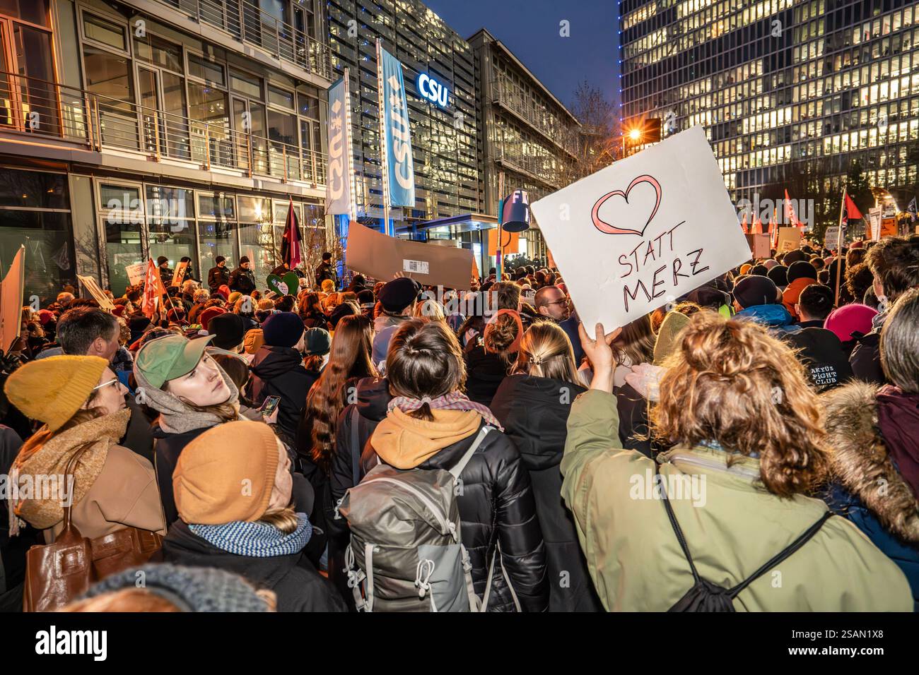 Sei die Brandmauer, Motto der Demo vor der CSU-Zentrale, Brandmauer zur AfD bröckelt, Merz plant ...