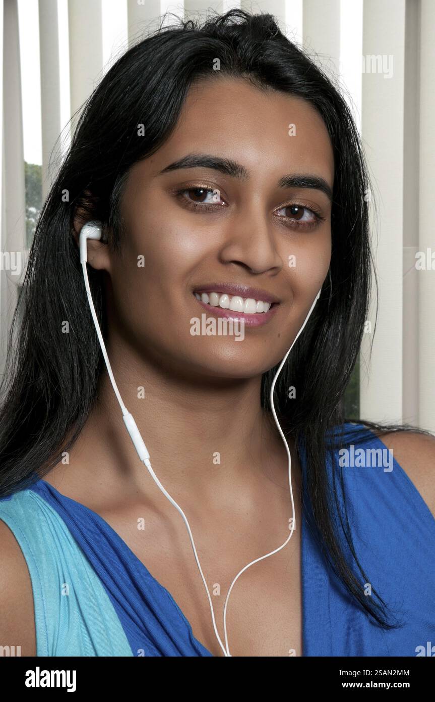 Using ear buds hi-res stock photography and images - Alamy