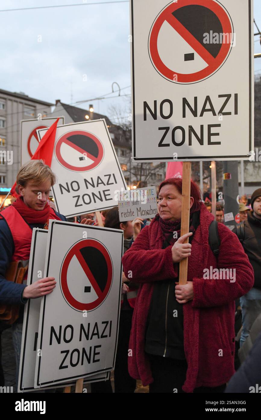 Teilnehmer mit Transparenten No Nazi Zone bei einer Demonstration in ...
