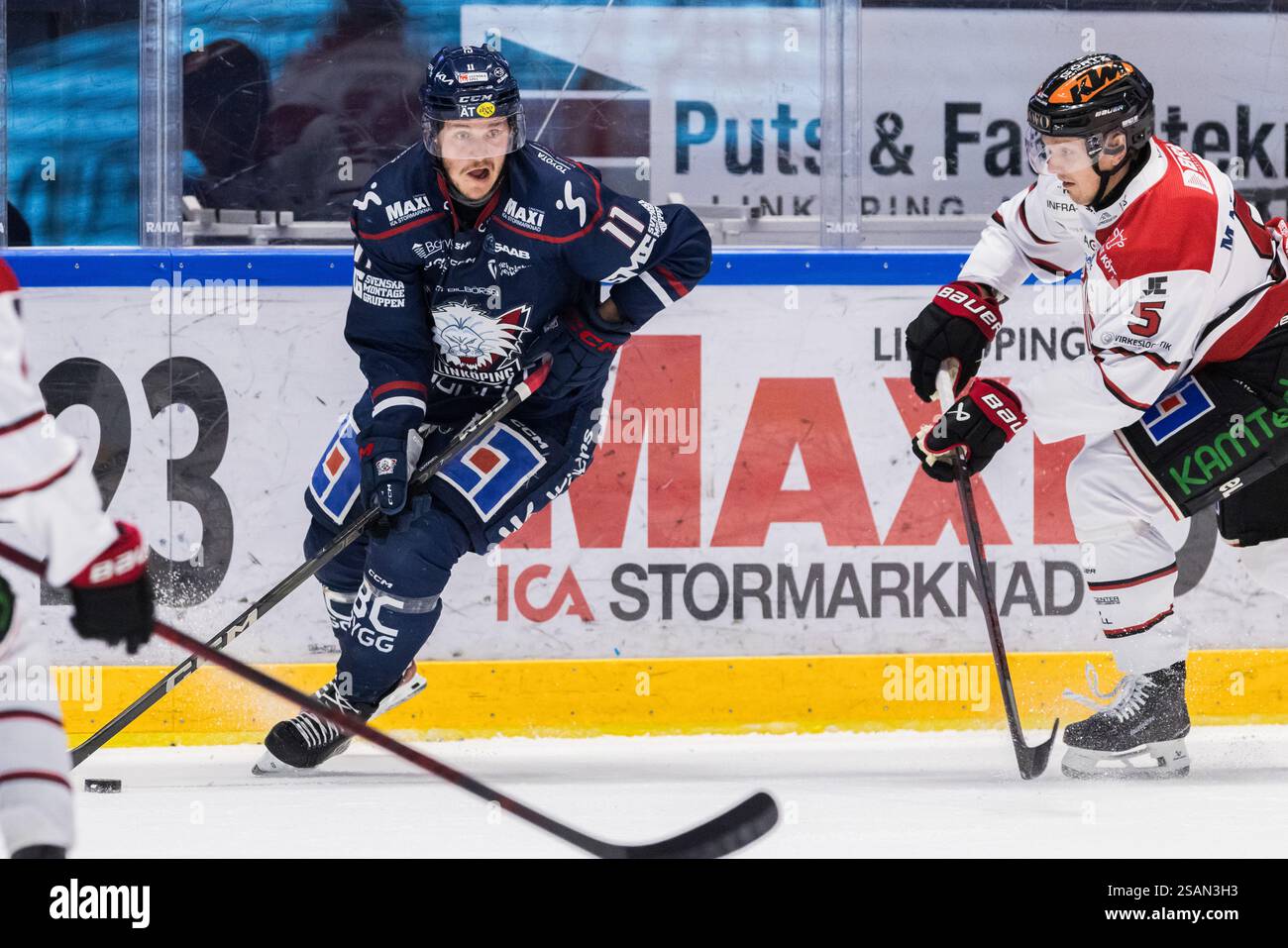 250130 Linköpings Henrik Törnqvist och Örebros Gustav Backström under ...