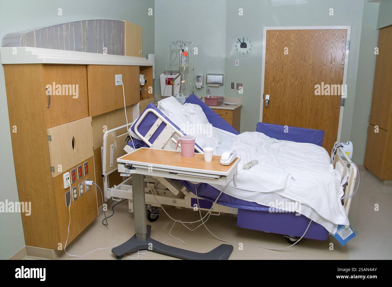 Individual in hospital bed hi-res stock photography and images - Alamy