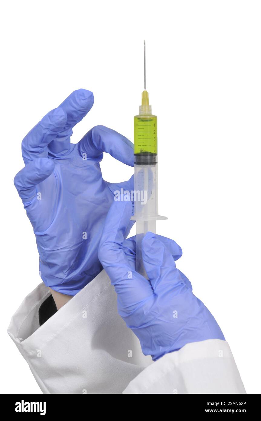 A medical doctor preparing an injection in a syringe Stock Photo - Alamy