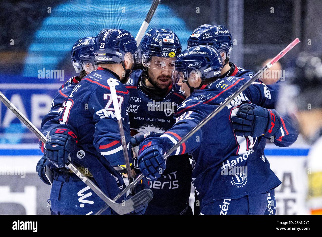 250130 Linköpings Remi Elie jublar med lagkamrater efter 1-0 under ...