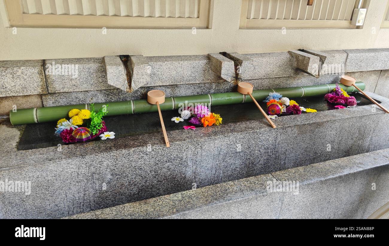 Ritual wash basin hi-res stock photography and images - Alamy