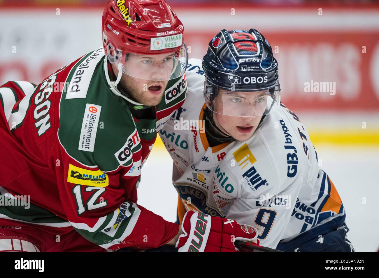 250130 Modos Oscar Pettersson och Växjös Victor Stjernborg under ishockeymatchen i SHL mellan ...
