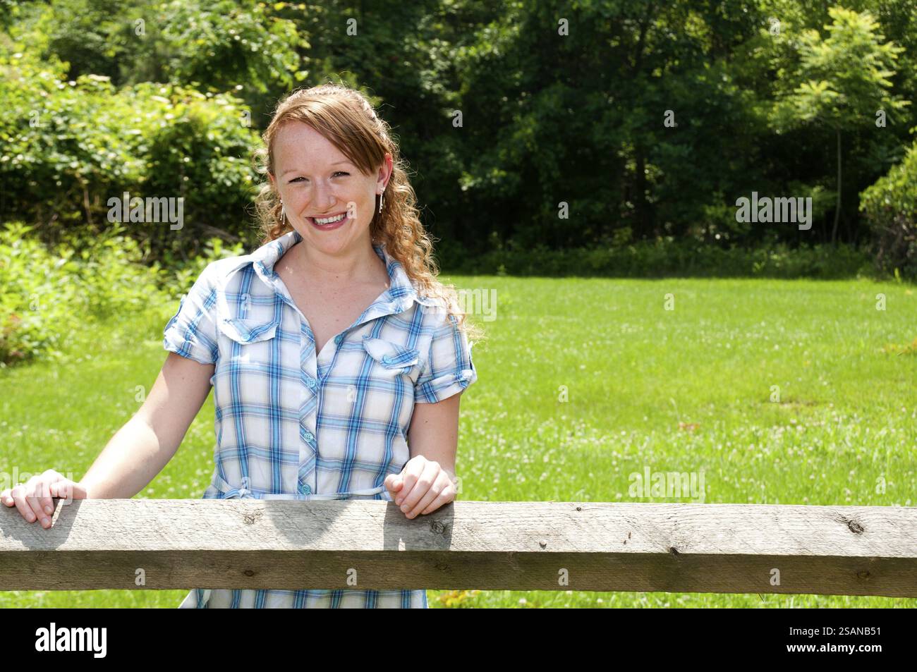 Beautiful country girl standing hi-res stock photography and images - Alamy