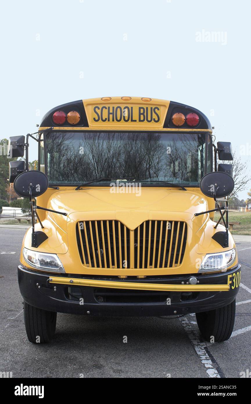 A view of the front of a school bus Stock Photo - Alamy